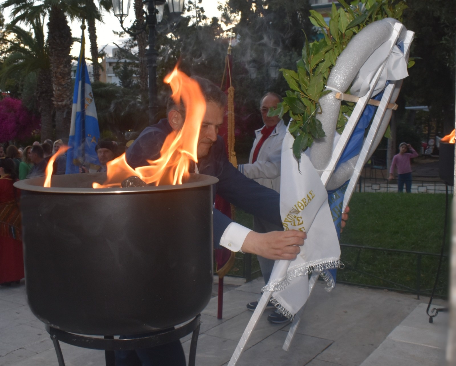 Δημήτρης Κάρναβος Η ΦΛΟΓΑ ΤΗΣ ΜΝΗΜΗΣ του Πόντου άναψε στην Καλλιθέα ...